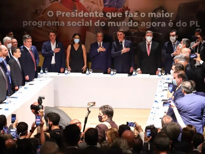Destacando presença de deputados, Bolsonaro oficializa entrada no PL