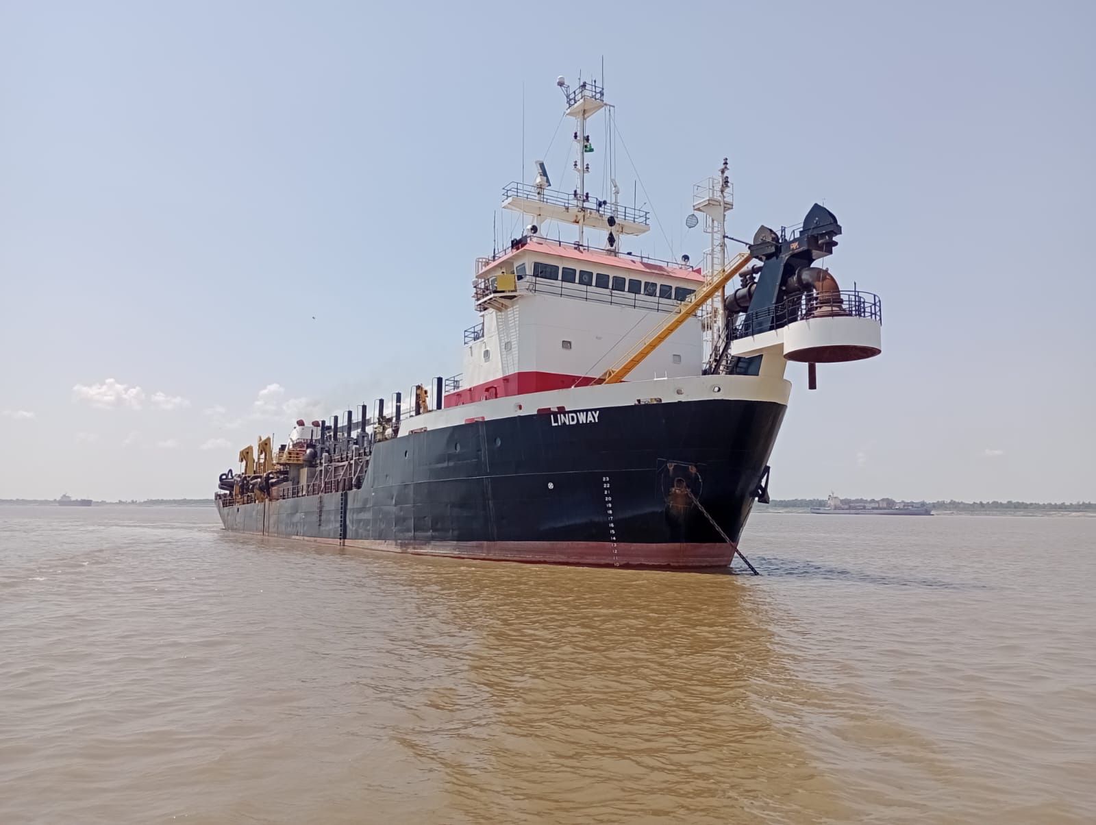 Navio-draga americano chega ao Amazonas para iniciar dragagem no rio