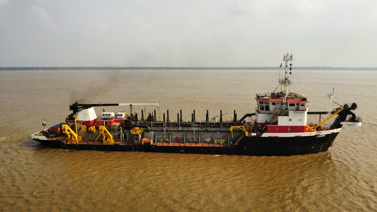 Avanço da dragagem assegura fluxo de transporte nos rios Solimões e ...