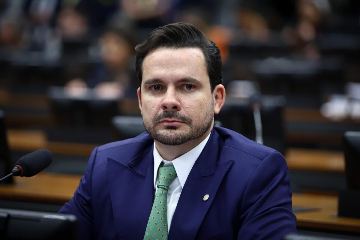 Capitão Alberto Neto esquece frase de IA em requerimento ao Ministério ...
